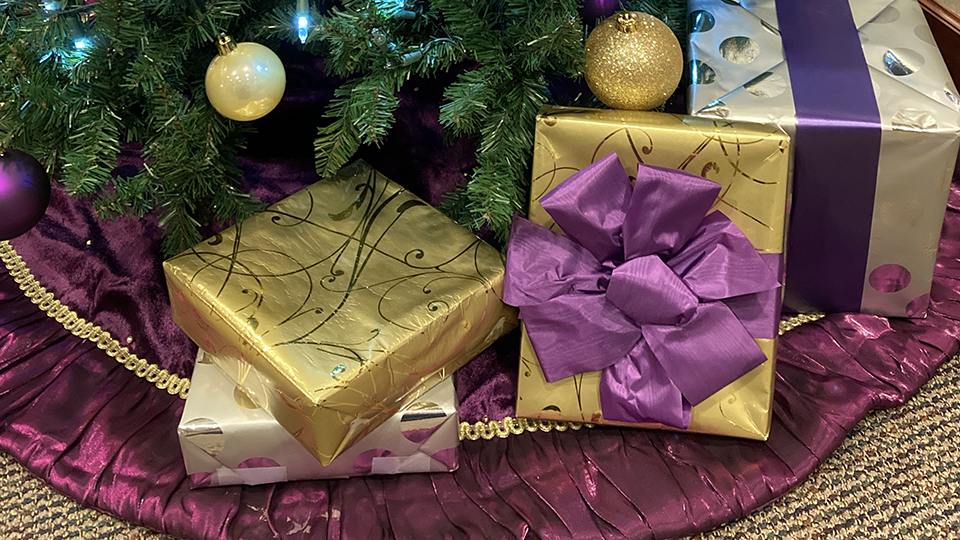 Deck the halls with purple pride | K-State Alumni Association